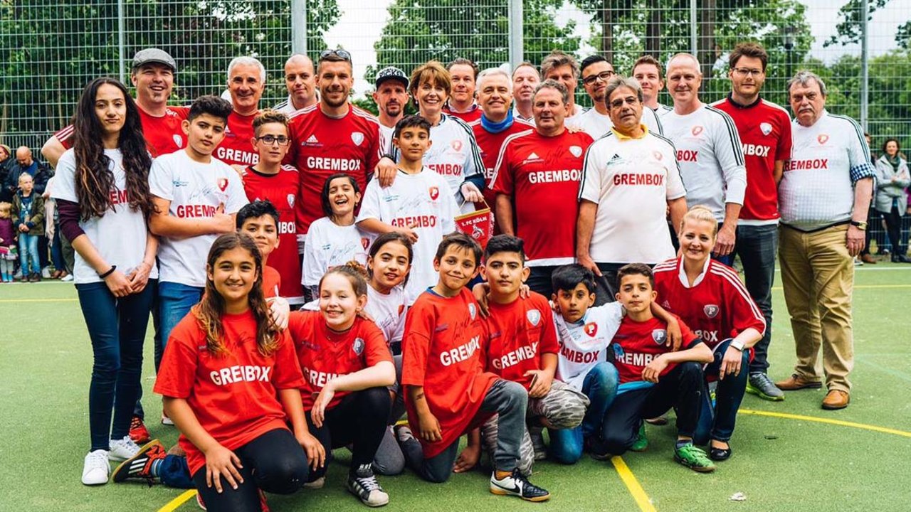 Lukas Podolski übergibt Bolzplatz an Kölner Kids: Wir helfen Kindern